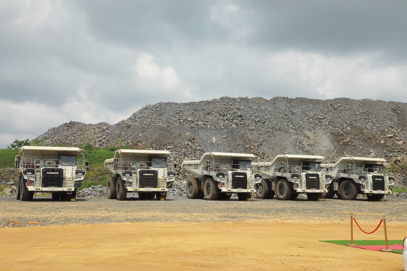 Adamus Mining Resources unveils 100-tonne Liebherr haulage trucks to ...